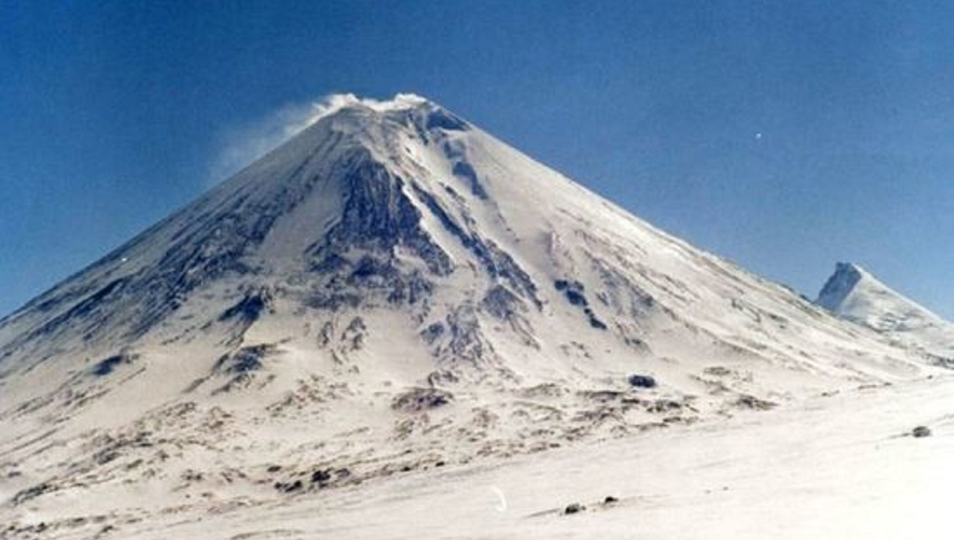 Спасателям не удалось добраться до застрявших на вулкане на Камчатке ...