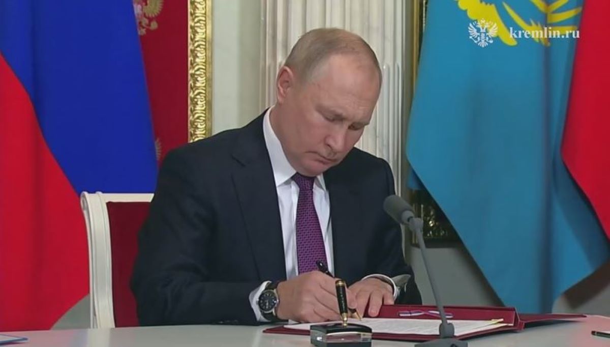 Путин подписал закон о запрете пропаганды ЛГБТ