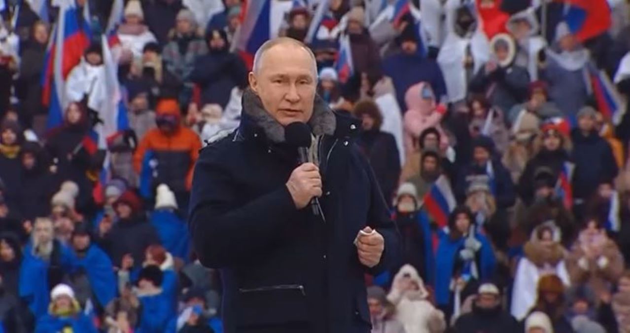 Путин совершил поездку в Мариуполь и пообщался с местными жителями