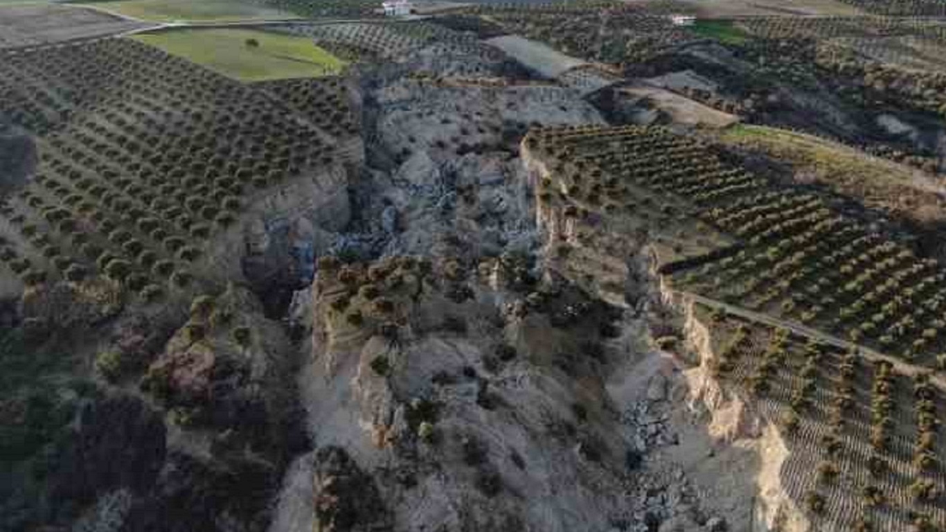 После землетрясения в турецкой провинции Хатай появился гигантский разлом