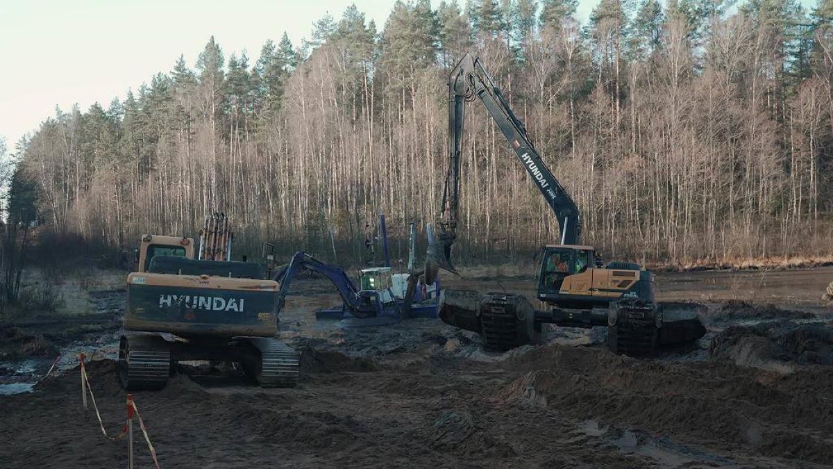 В Литве продолжается операция по подъему из болота бронемашины M88 ...