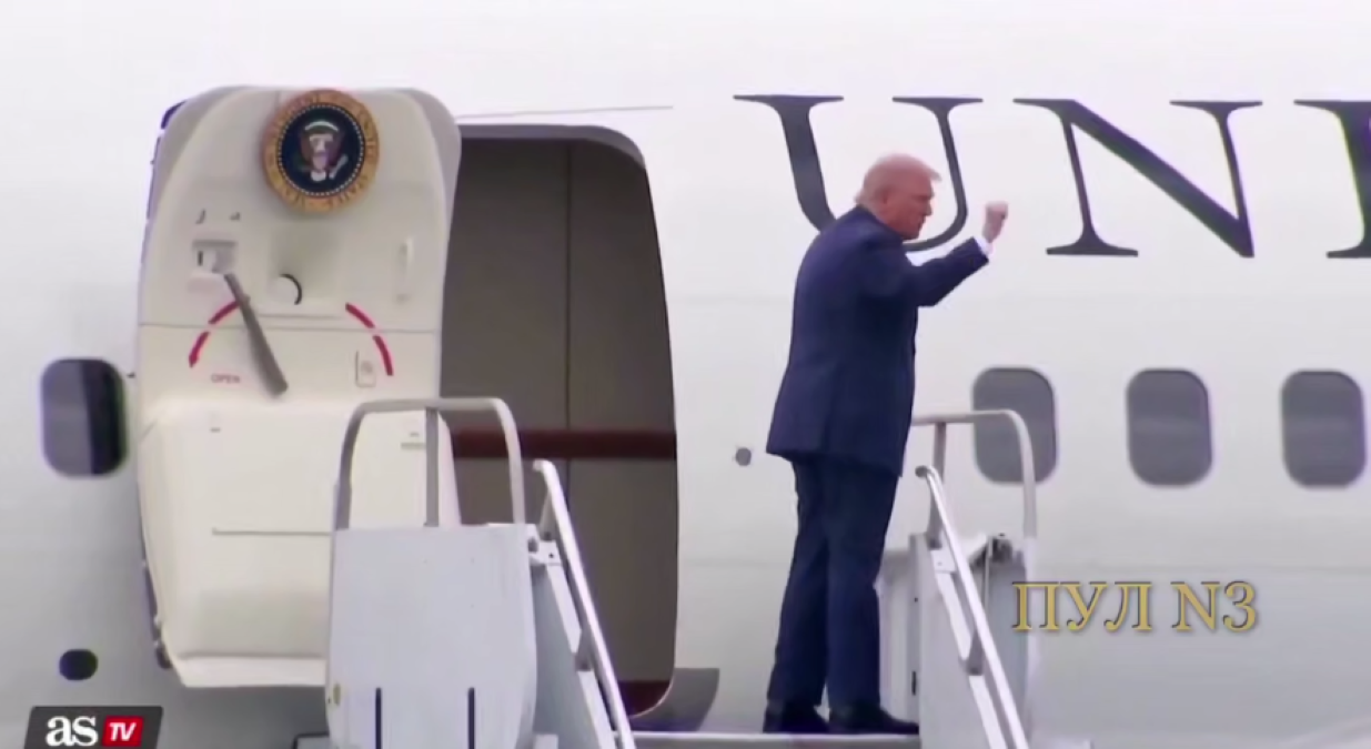 Трампа настигло "проклятие Байдена" — он споткнулся на трапе самолета